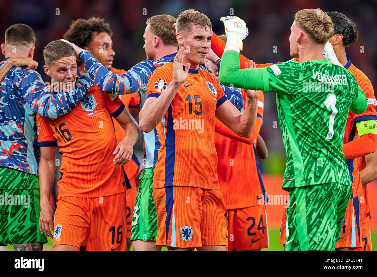 Niederlande jubelt ueber Sieg, Virgil van Dijk (Niederlande, #04), Bart Verbruggen (Niederlande ...