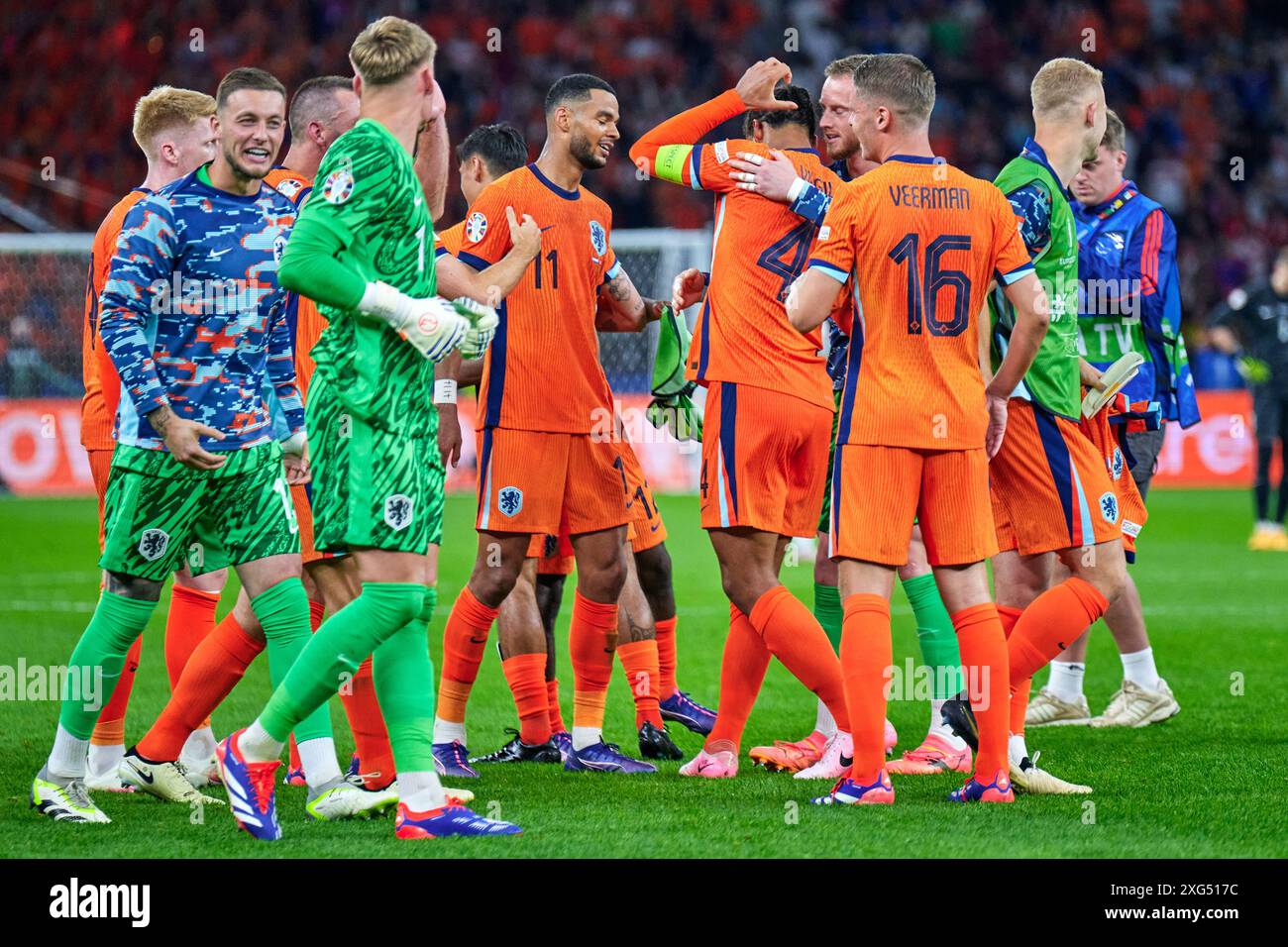 Niederlande jubelt ueber Sieg, Virgil van Dijk (Niederlande, #04), Bart Verbruggen (Niederlande ...