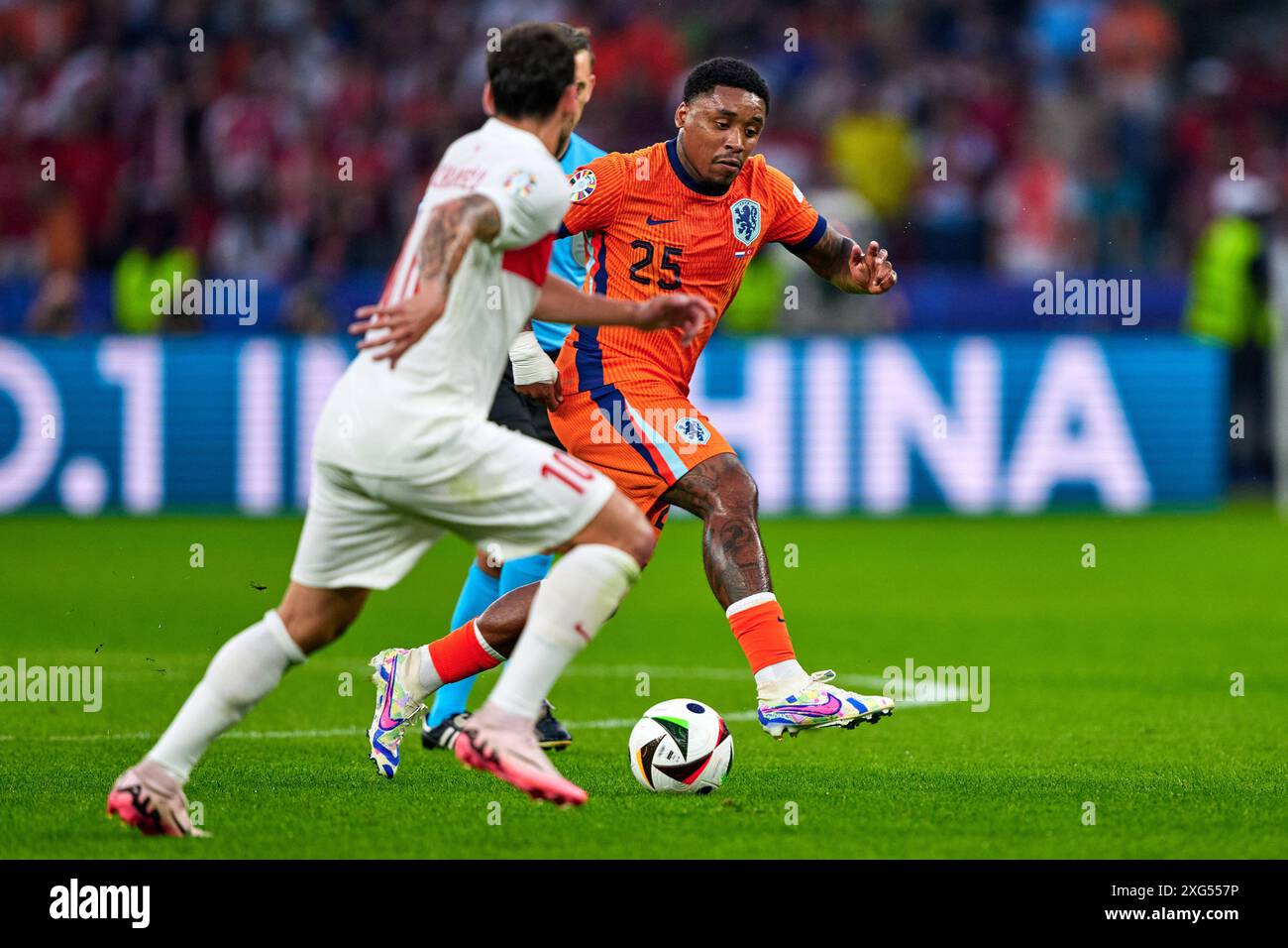 Hakan Calhanoglu (Tuerkei, #10), Steven Bergwijn (Niederlande, #25 ...