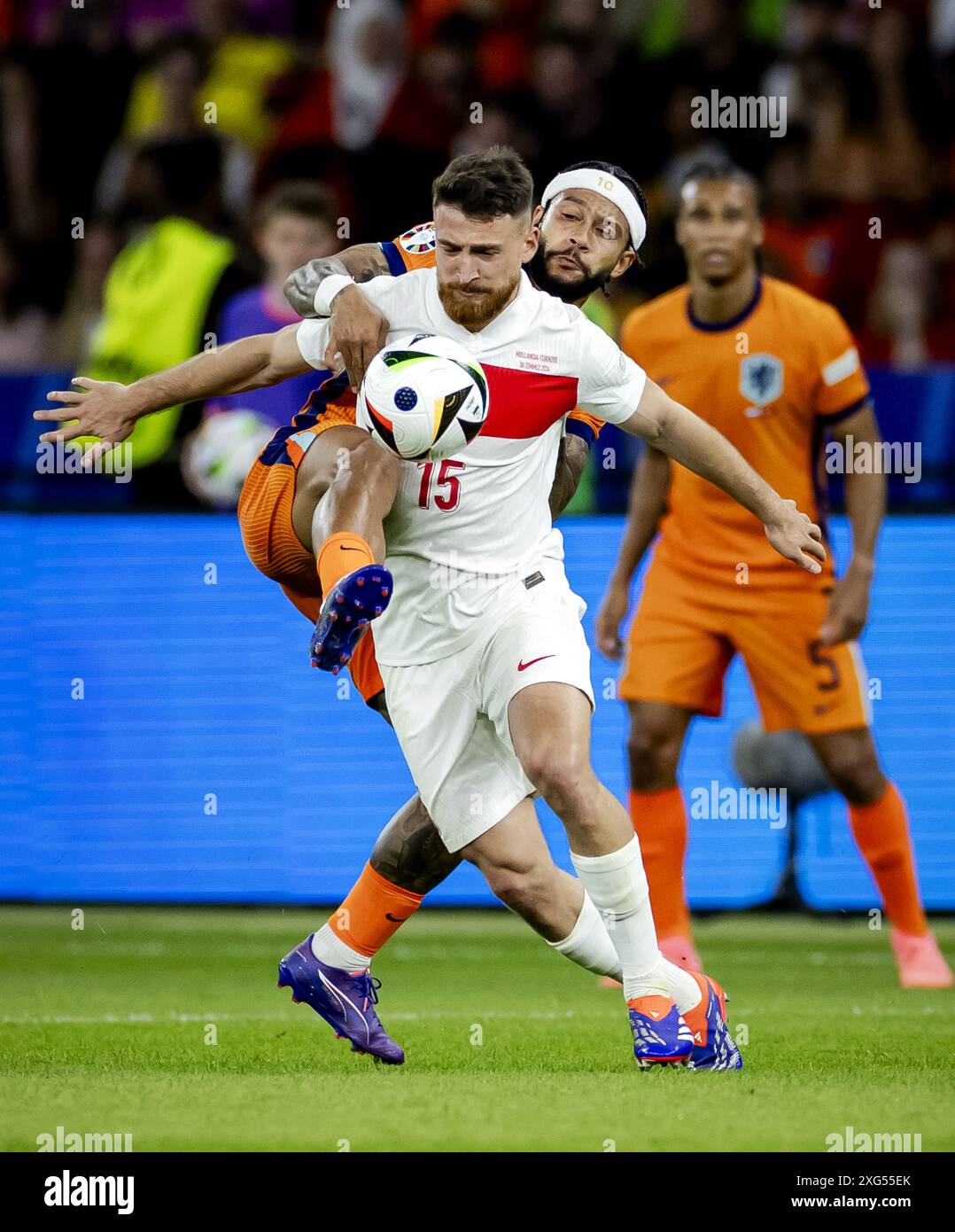BERLIN - Salih Ozcan of Turkey and Memphis Depay of Holland (l-r ...