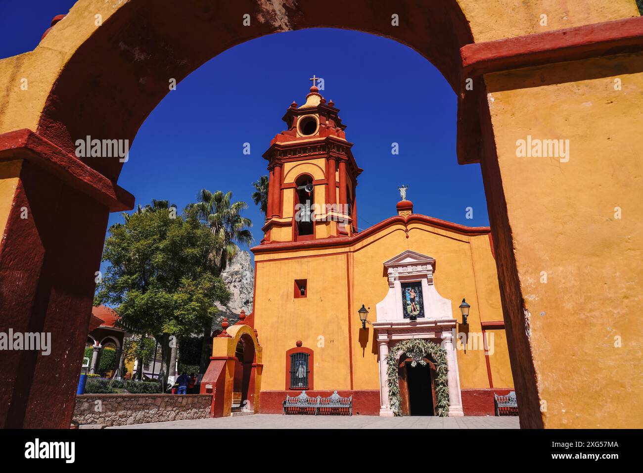 The Parroquia San Sebastian church with the massive Pena de Bernal rock ...