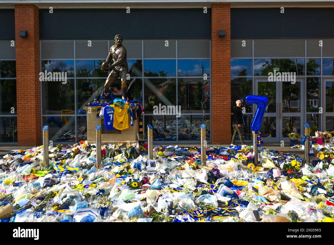 Fans pay their respects and leave tributes to former Leeds Rhinos ...
