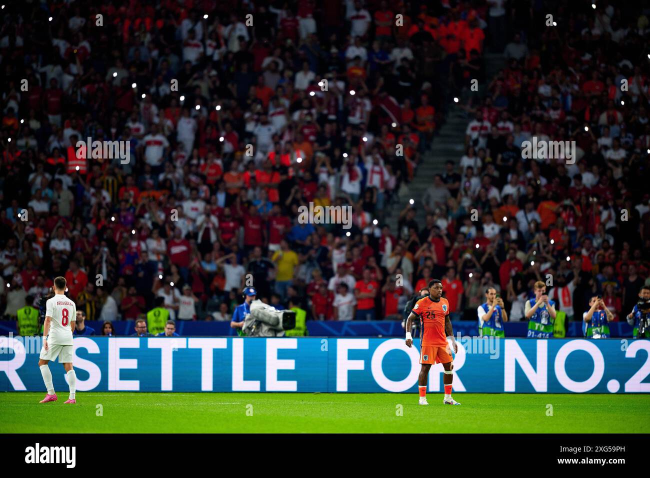 Arda Gueler Tuerkei, #08), Steven Bergwijn (Niederlande, #25), GER ...
