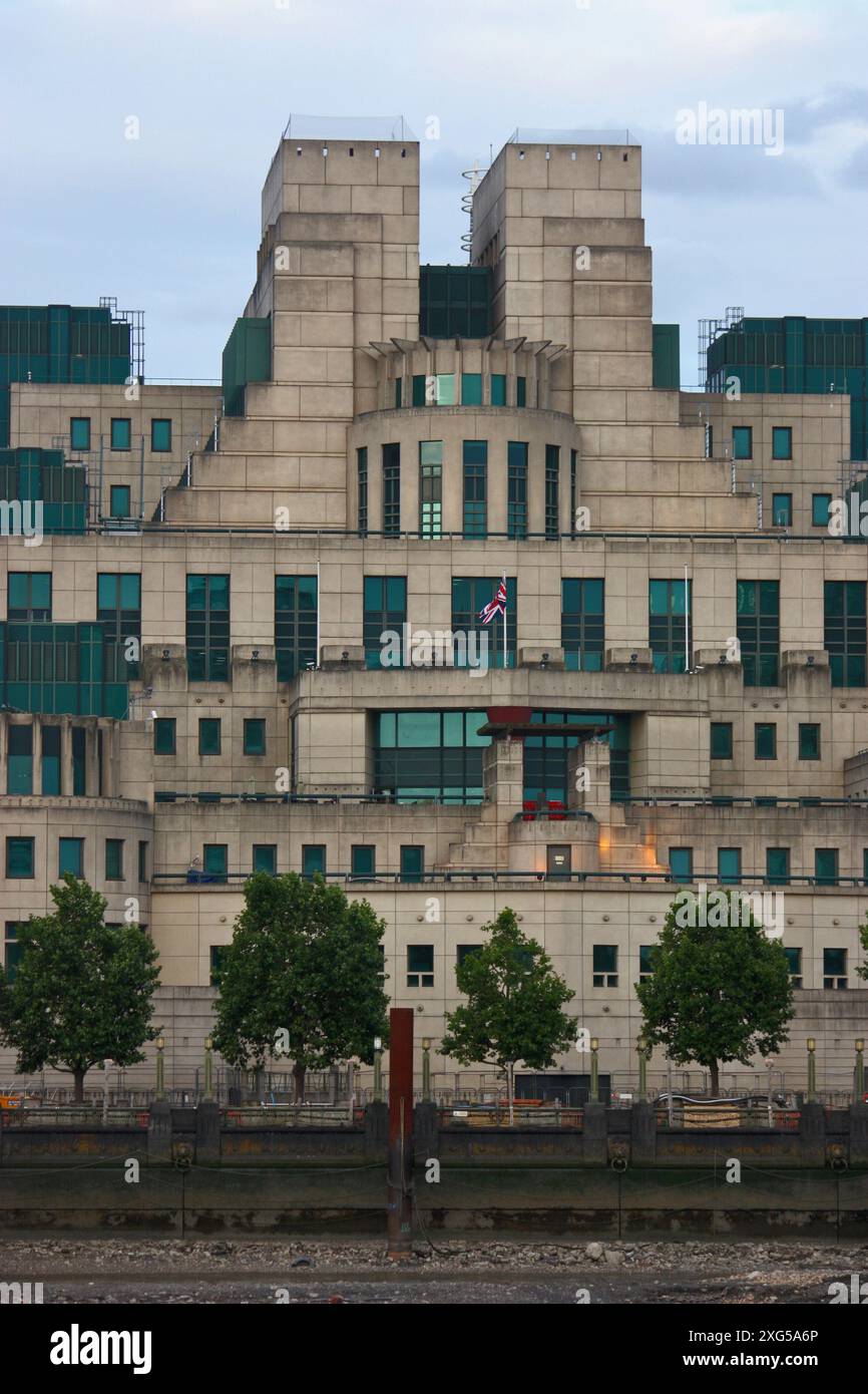 London mi6 building hi-res stock photography and images - Alamy