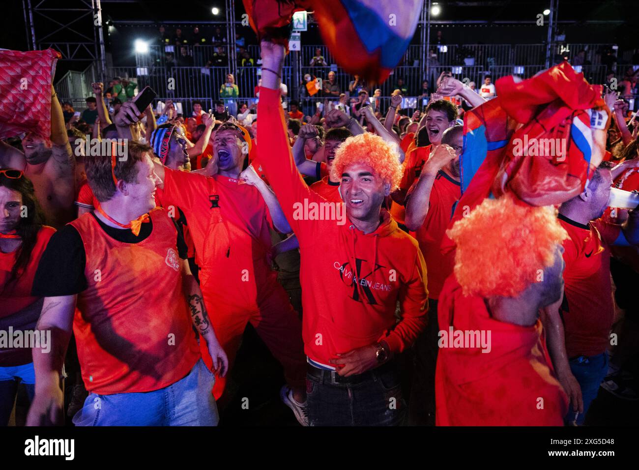 Berlin, Germany. 6th July 2024. BERLIN - Dutch fans watch the European ...