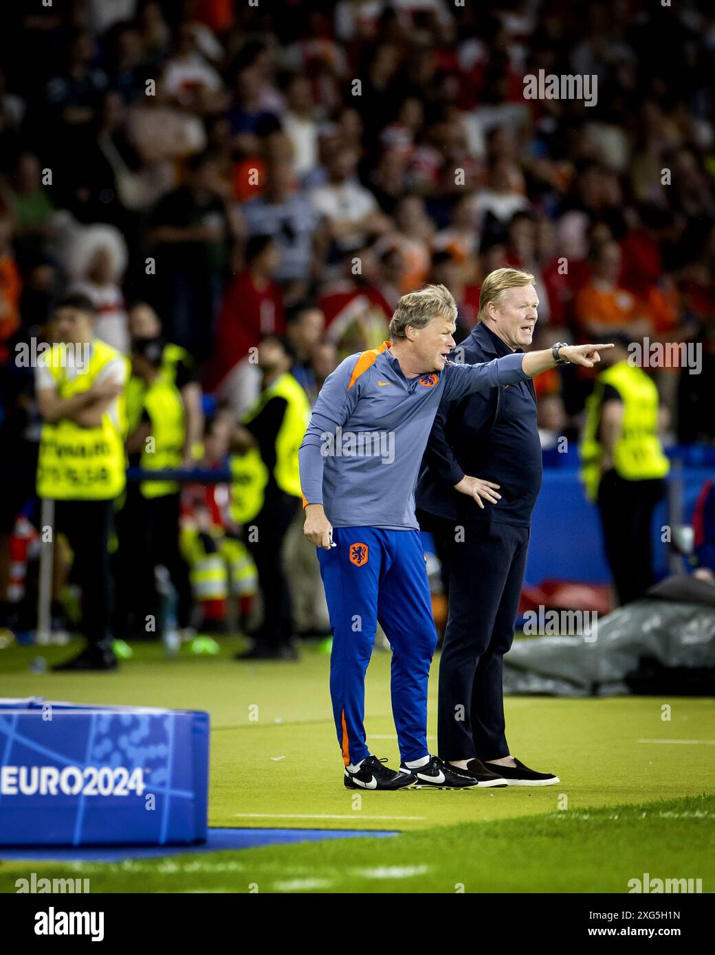 BERLIN - Assistant Erwin Koeman and national coach Ronald Koeman during ...