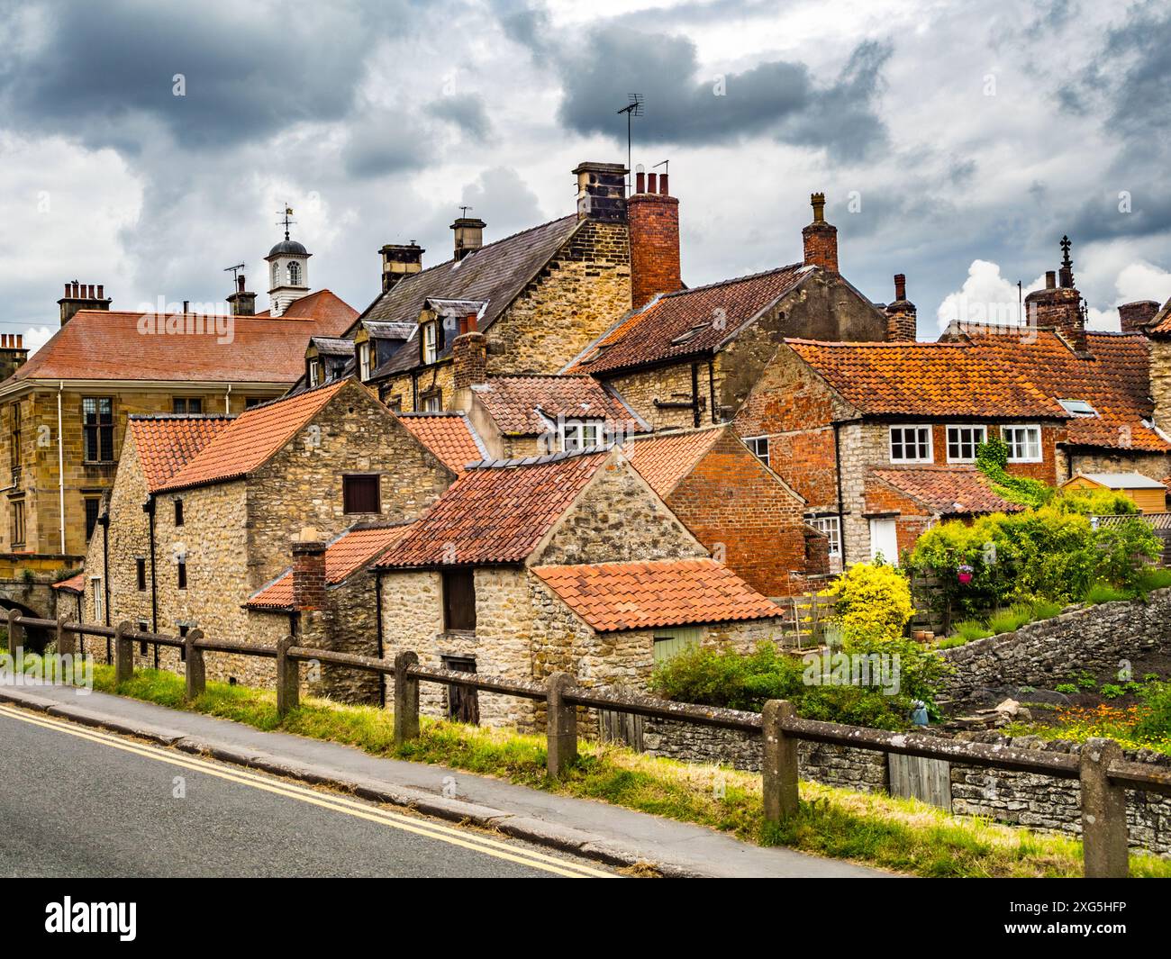 Yorkshire stone cottages with chimneys hi-res stock photography and ...
