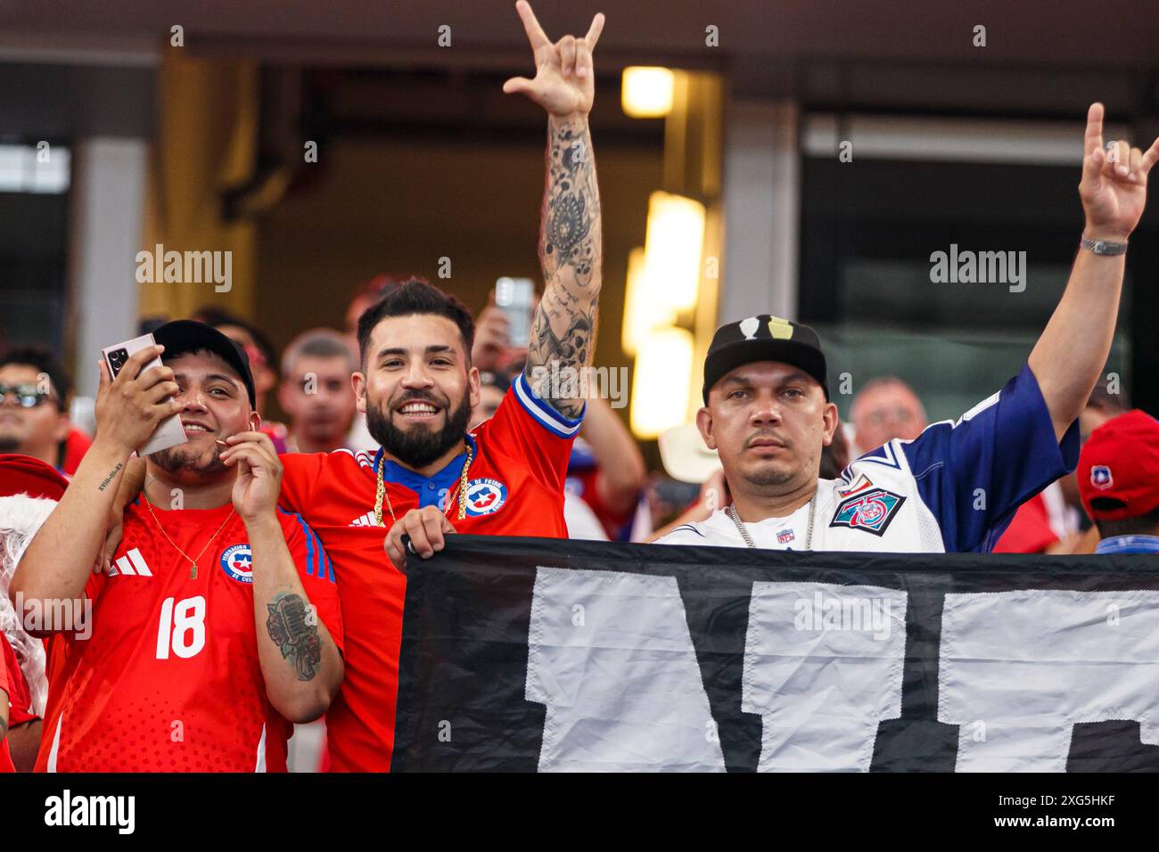 ARLINGTON, TEXAS - JUNE 21: Fans of Chile enjoy prior the CONMEBOL Copa ...