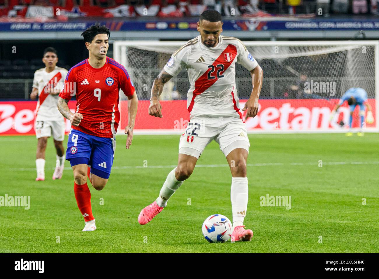ARLINGTON, TEXAS - JUNE 21: Victor Davila of Chile and Alexander ...