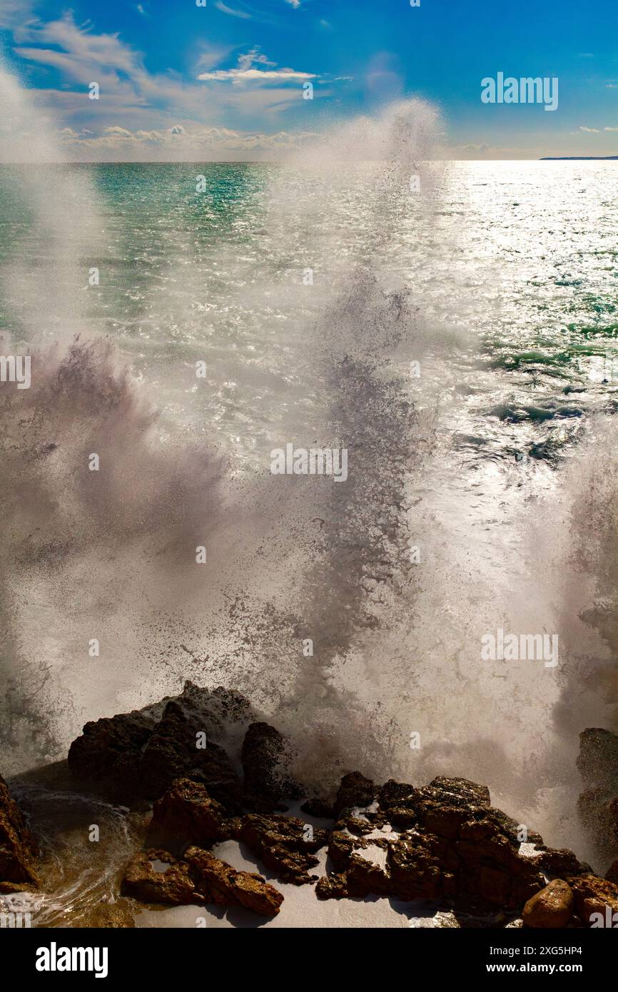 Big vertical wave seafront horizon skyline Stock Photo - Alamy