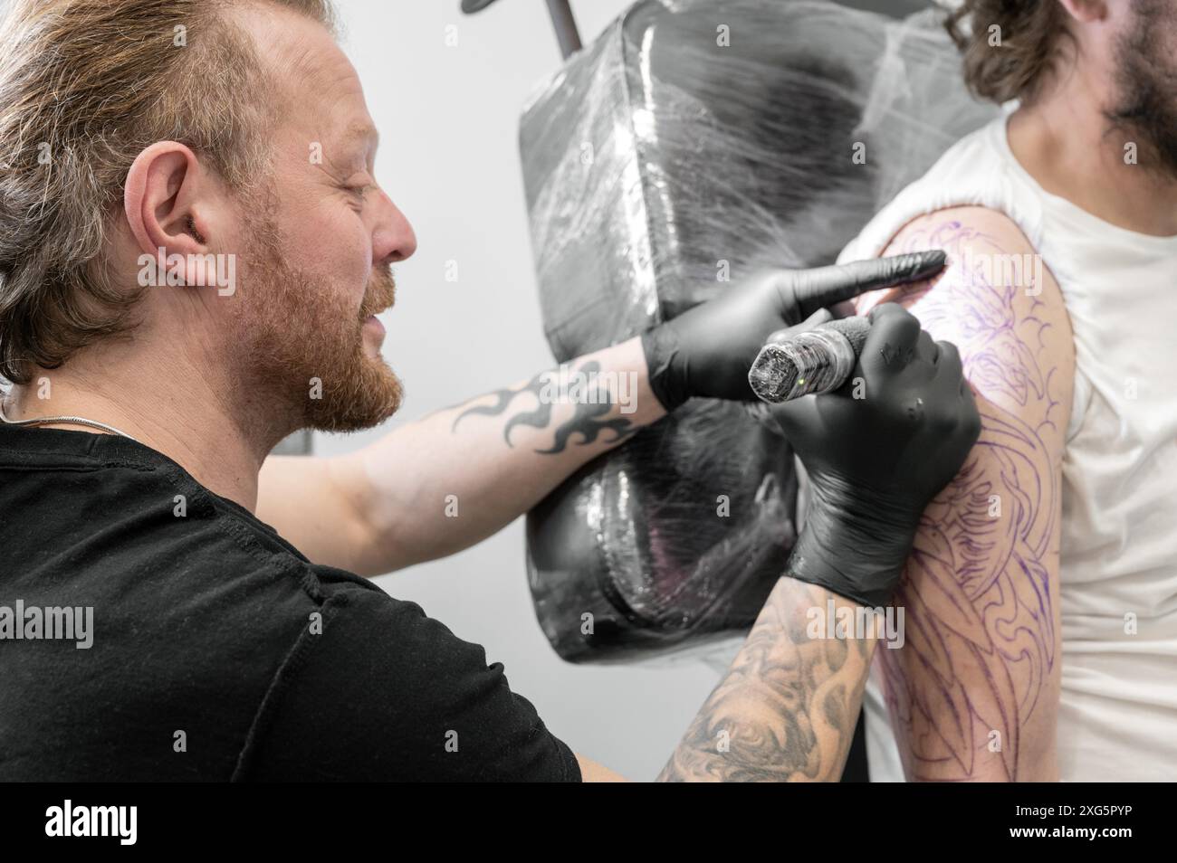 Tattoo artist making hi-res stock photography and images - Alamy