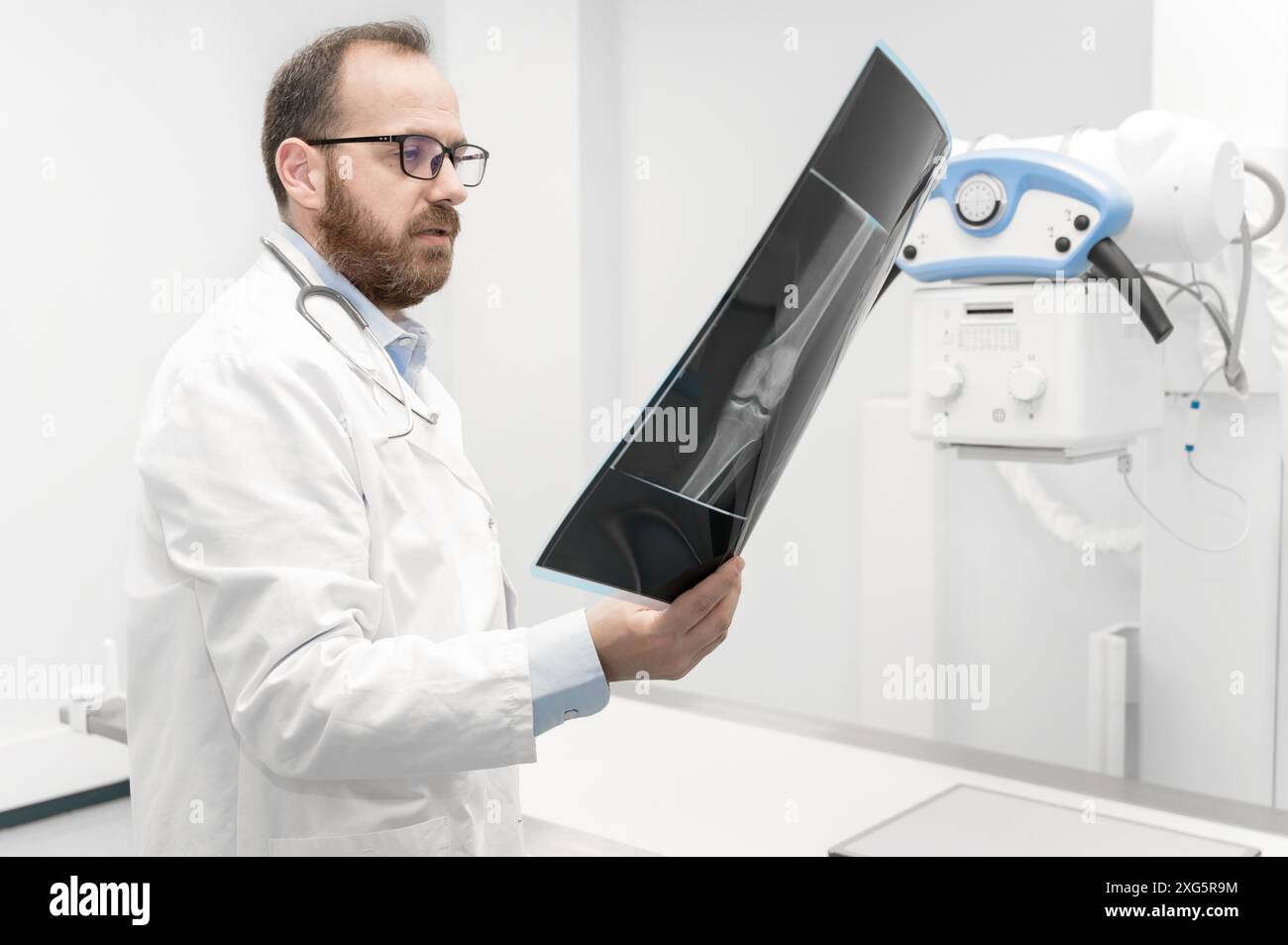 Doctor check patient diagnosis hi-res stock photography and images - Alamy