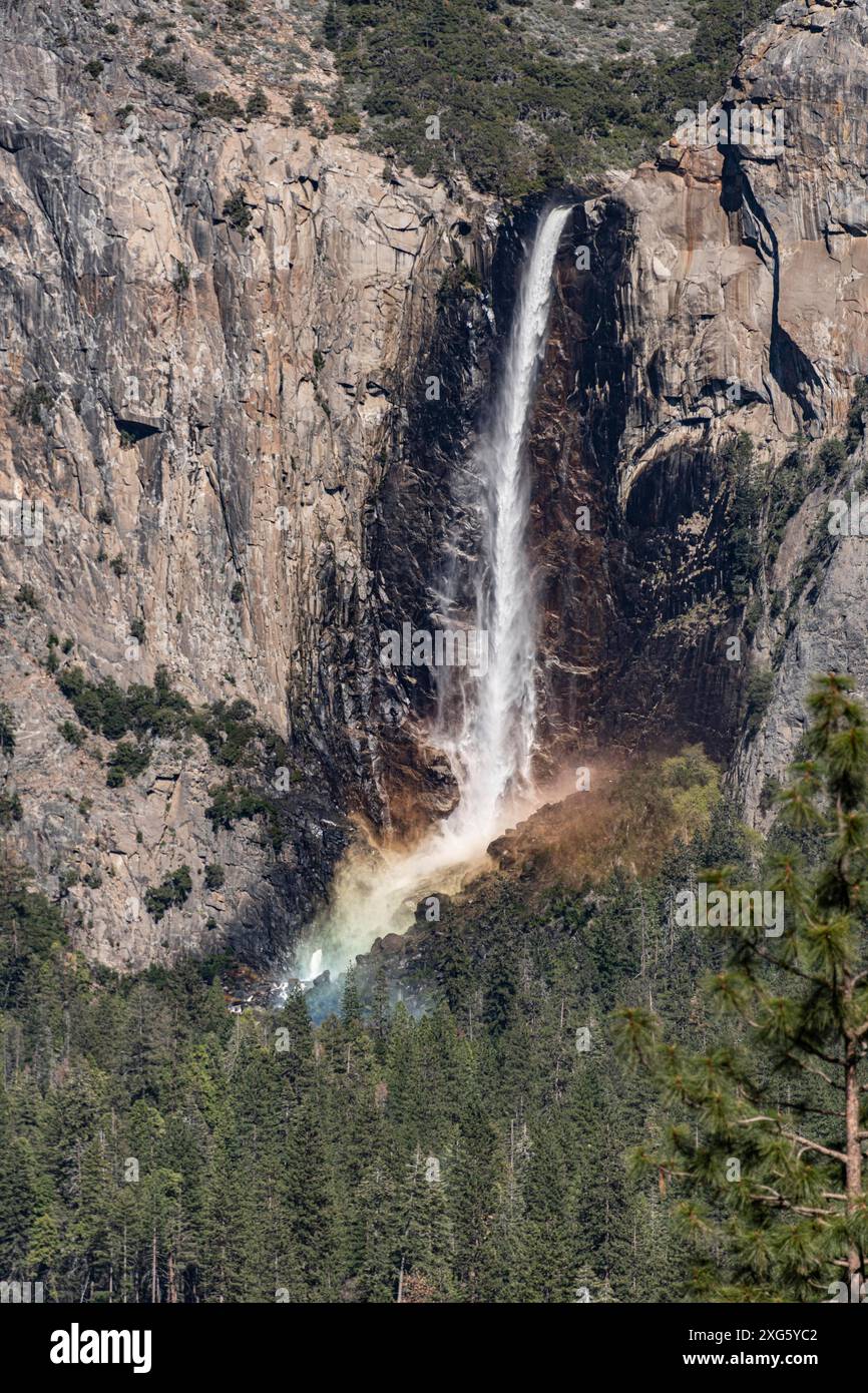 Distance view yosemite falls hi-res stock photography and images - Alamy