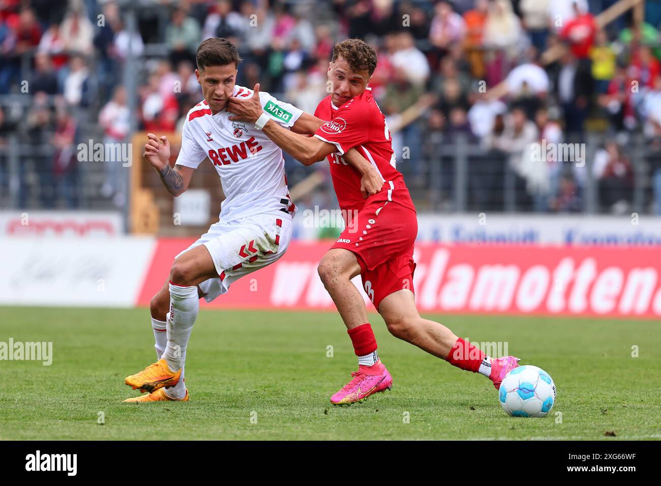 Denis Huseinbasic (Koeln) im Zweikampf mit Malik Hodroj (Siegen) Sportfreunde Siegen vs 1. FC ...