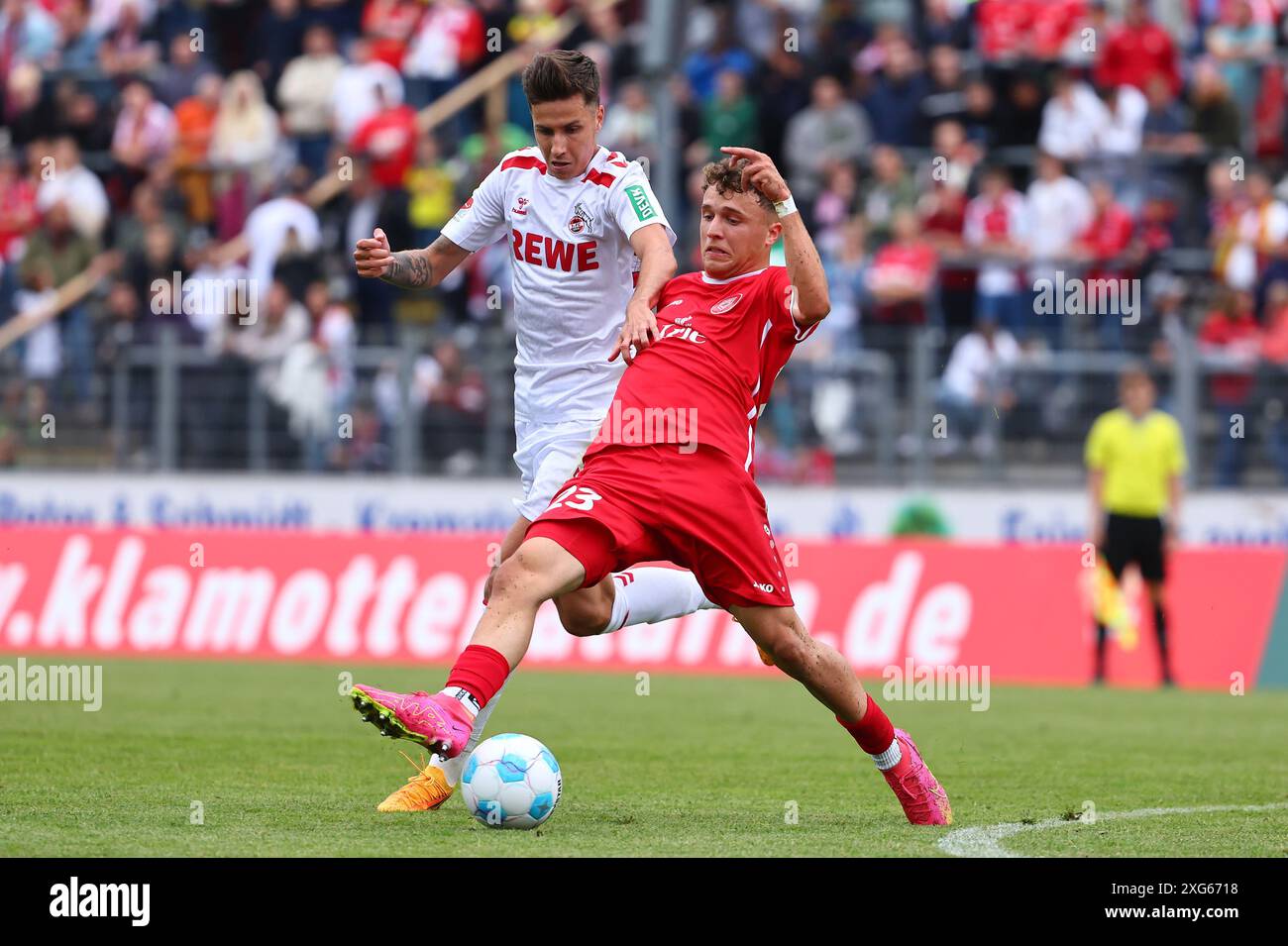 Denis Huseinbasic (Koeln) im Zweikampf mit Malik Hodroj (Siegen) Sportfreunde Siegen vs 1. FC ...