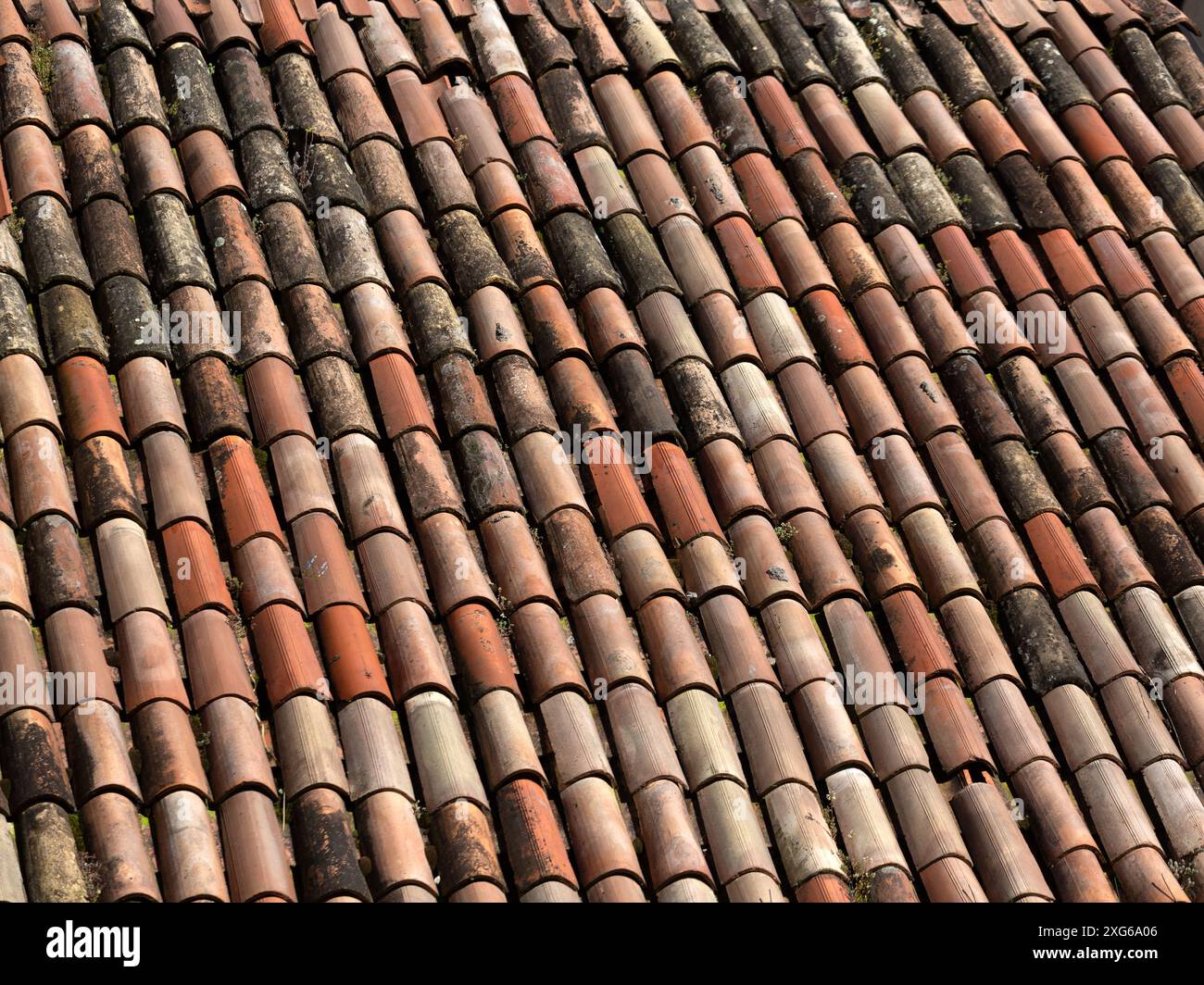 Old italian terracotta roof tiles hi-res stock photography and images ...