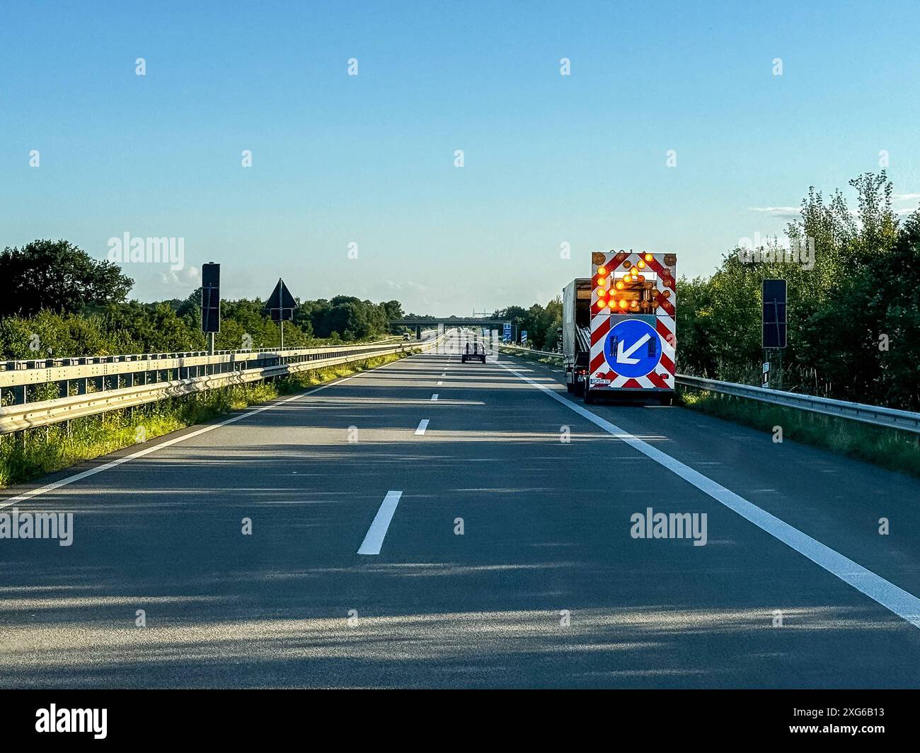 Blauer pfeil hi-res stock photography and images - Alamy