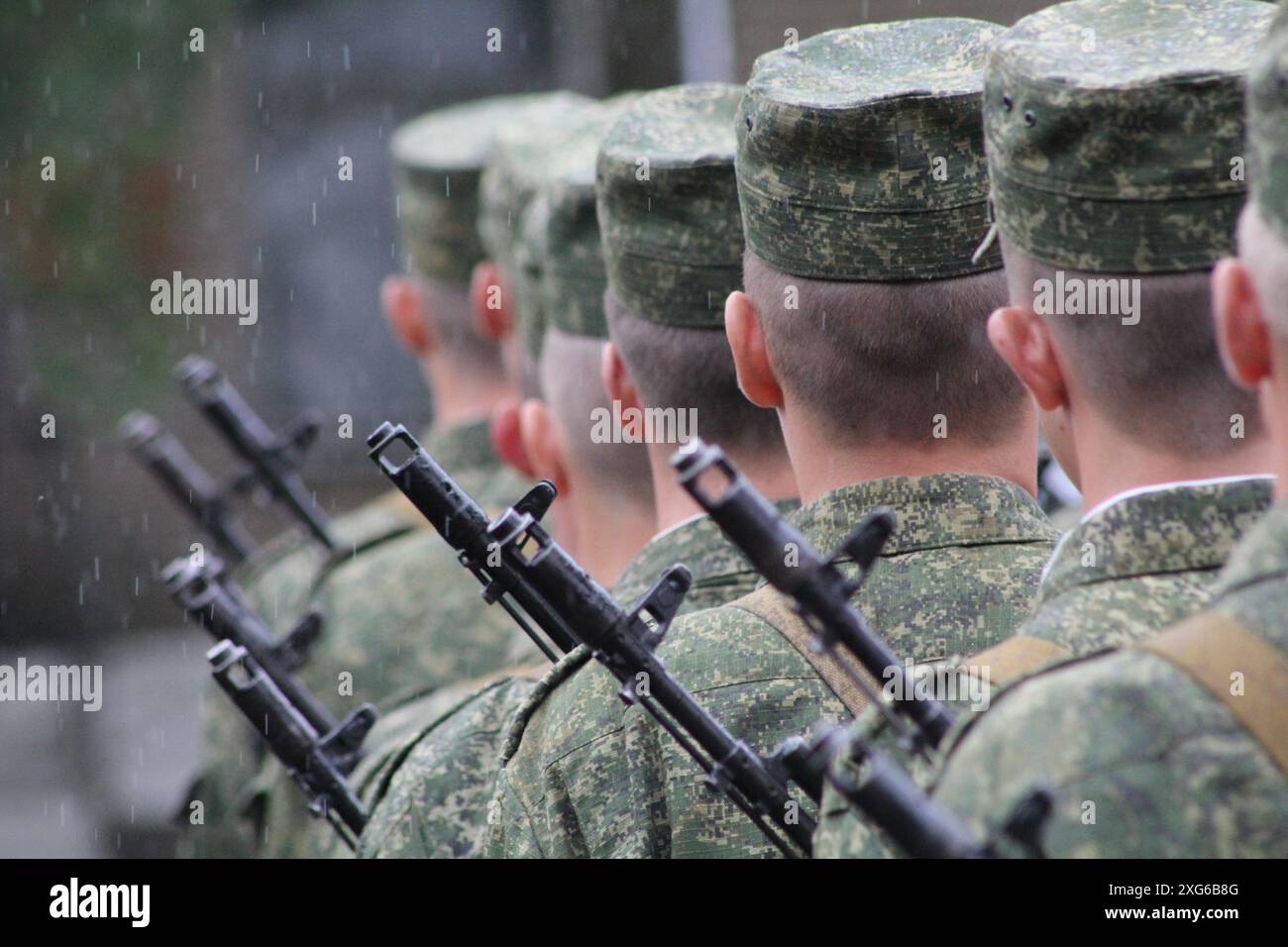 Soldiers with assault rifles from the back Stock Photo - Alamy