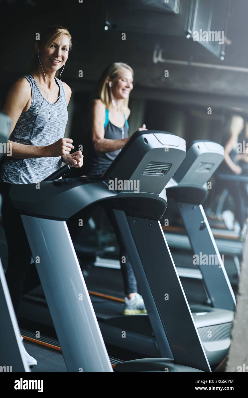 Gym membership people running hi-res stock photography and images - Alamy