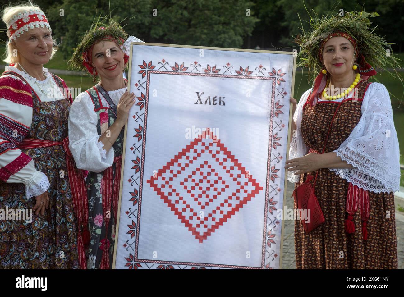 Belarusian traditional costumes hi-res stock photography and images - Alamy