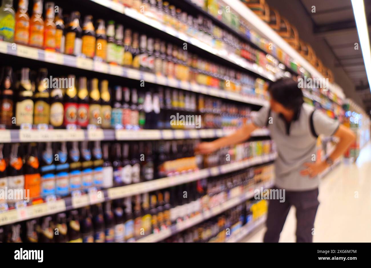 Liquor store and shopper hi-res stock photography and images - Alamy