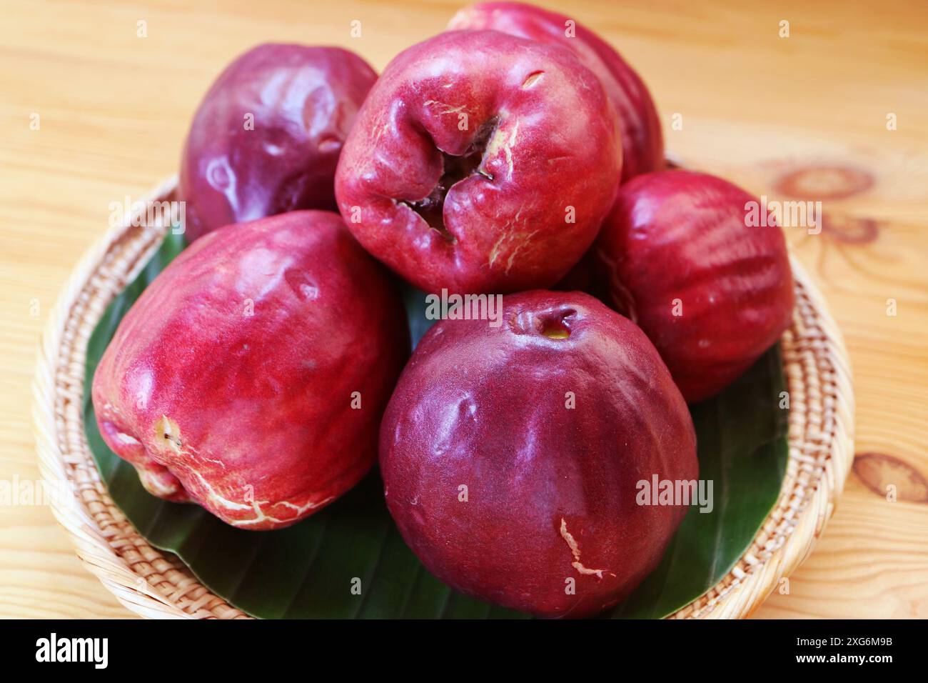 Deep red apple hi-res stock photography and images - Alamy