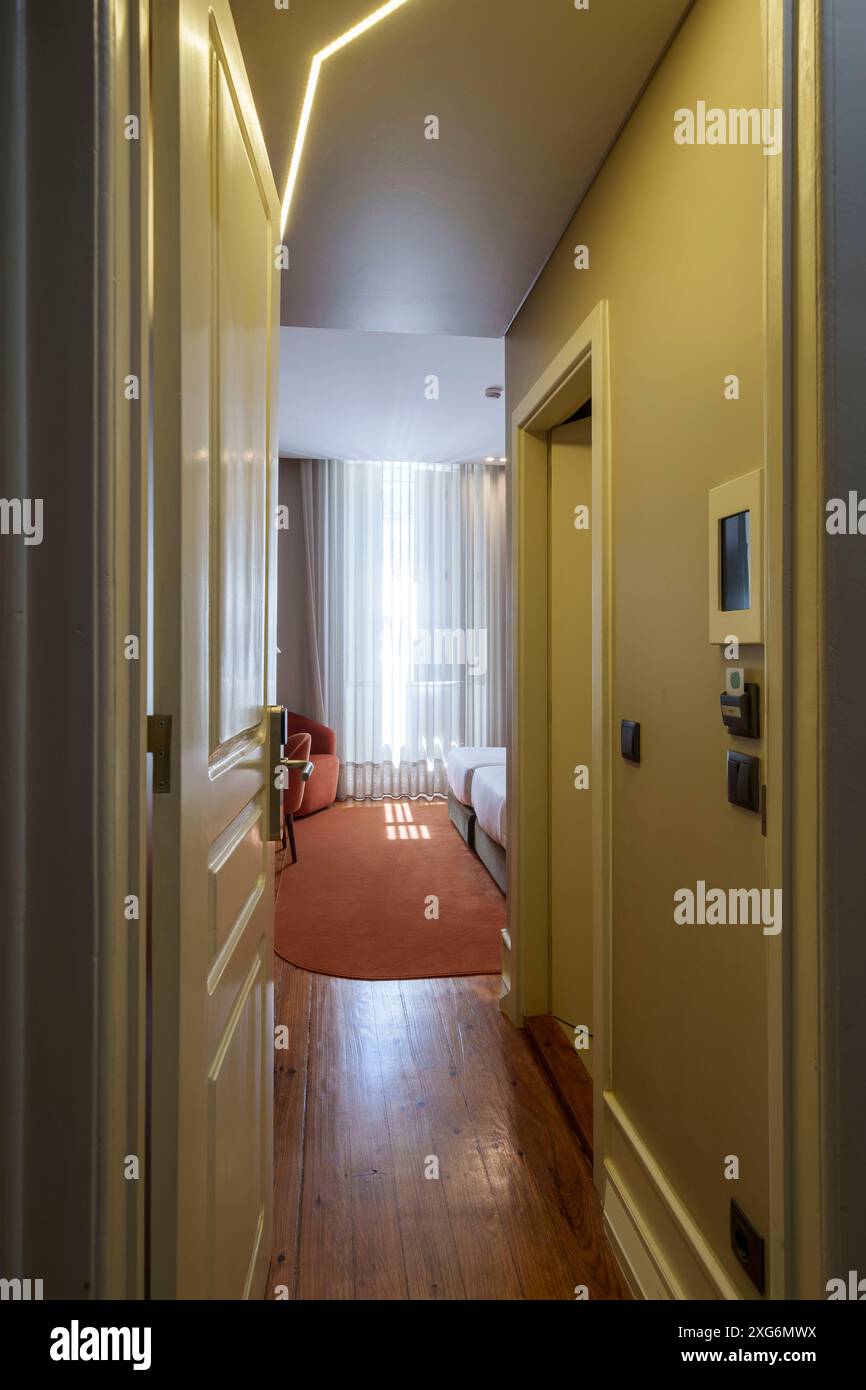 Open door to a modern hotel room Stock Photo - Alamy