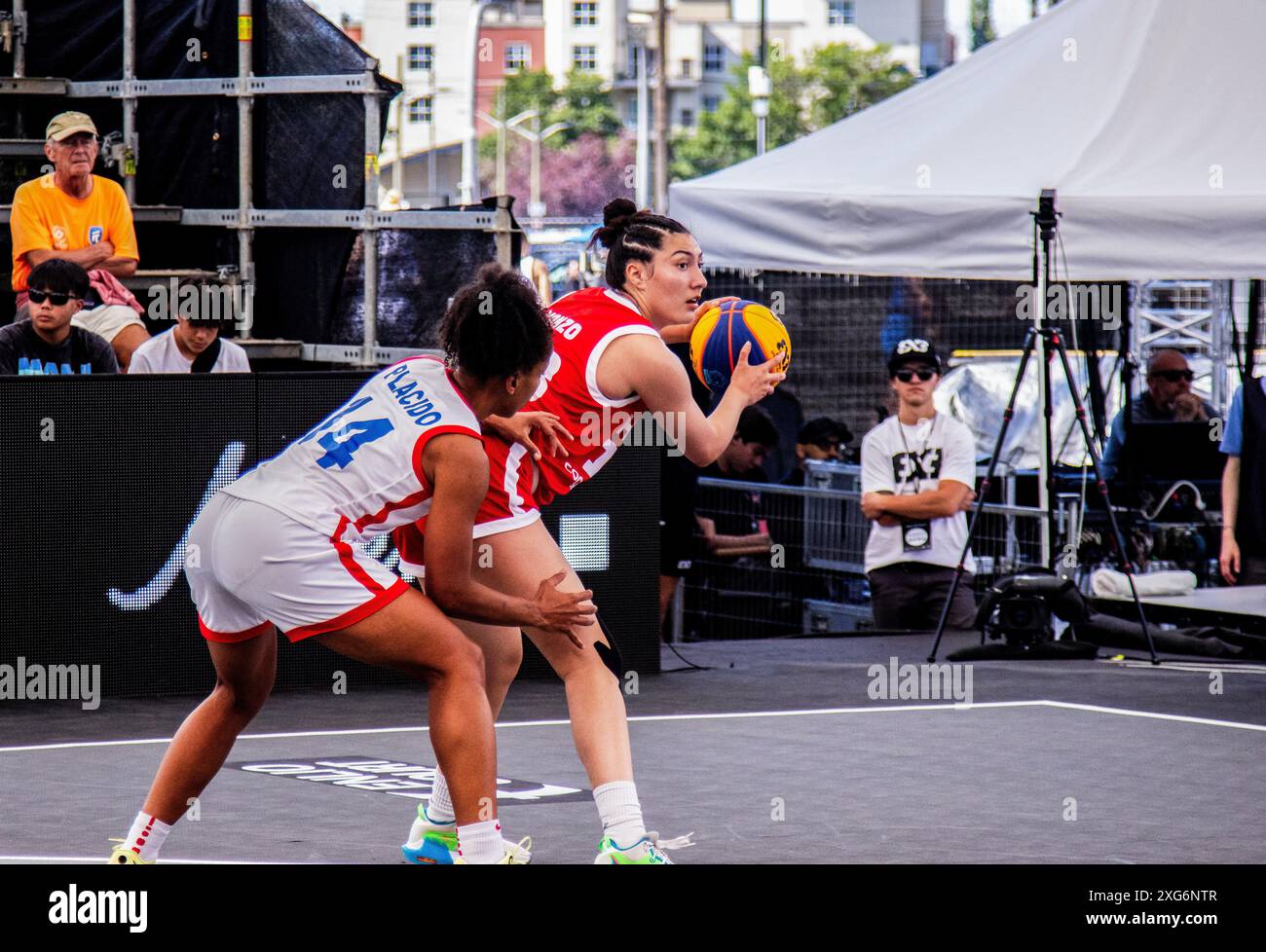Puerto Rico's Mari Placido (L) defends against Chile's Valentina ...