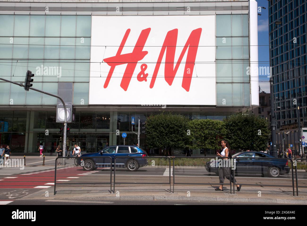 H&m shop sign store hi-res stock photography and images - Alamy