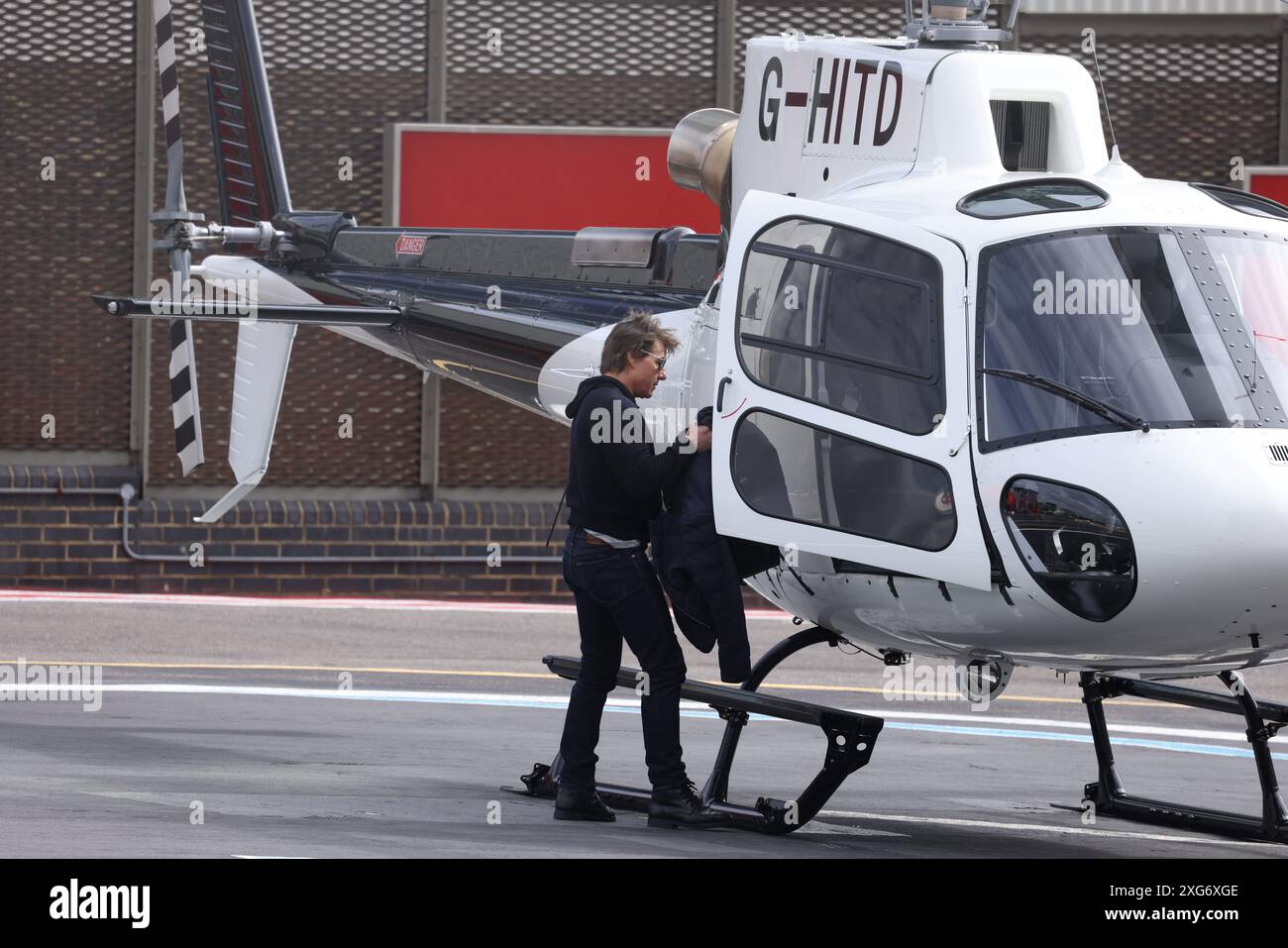 Tom cruise flying to formula 1 hi-res stock photography and images - Alamy