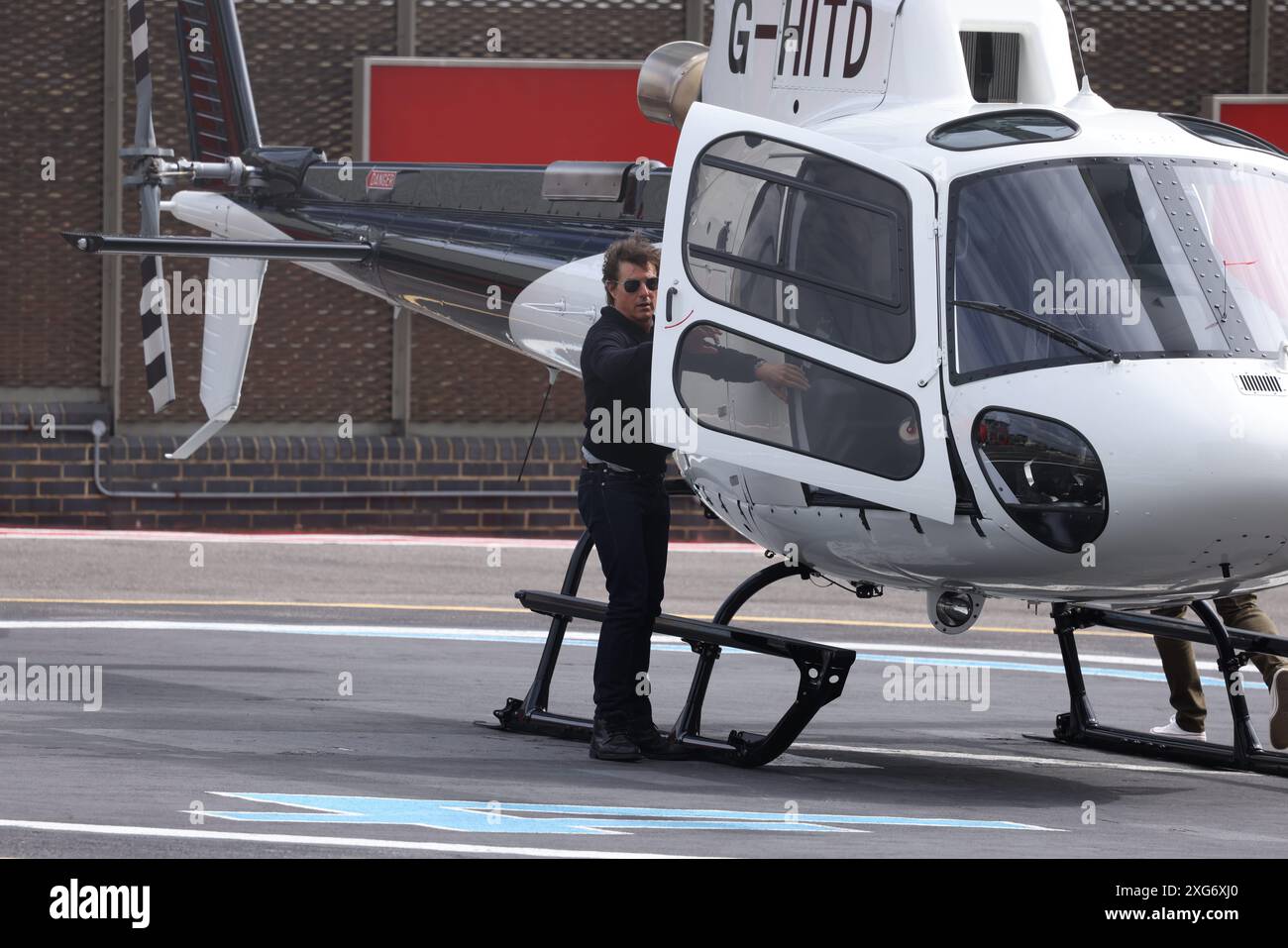 Tom cruise flying to formula 1 hi-res stock photography and images - Alamy