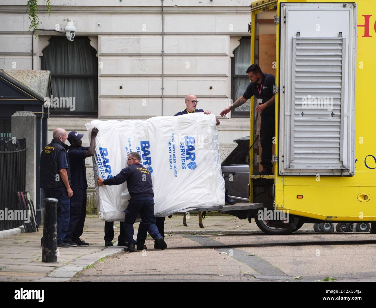 A removal van at the back of downing street hi-res stock photography ...