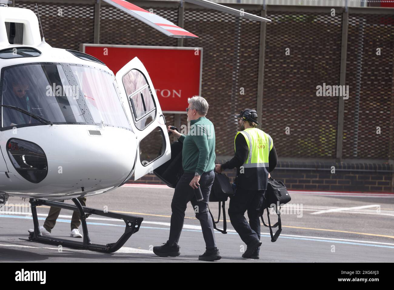 Tom cruise flying to formula 1 hi-res stock photography and images - Alamy