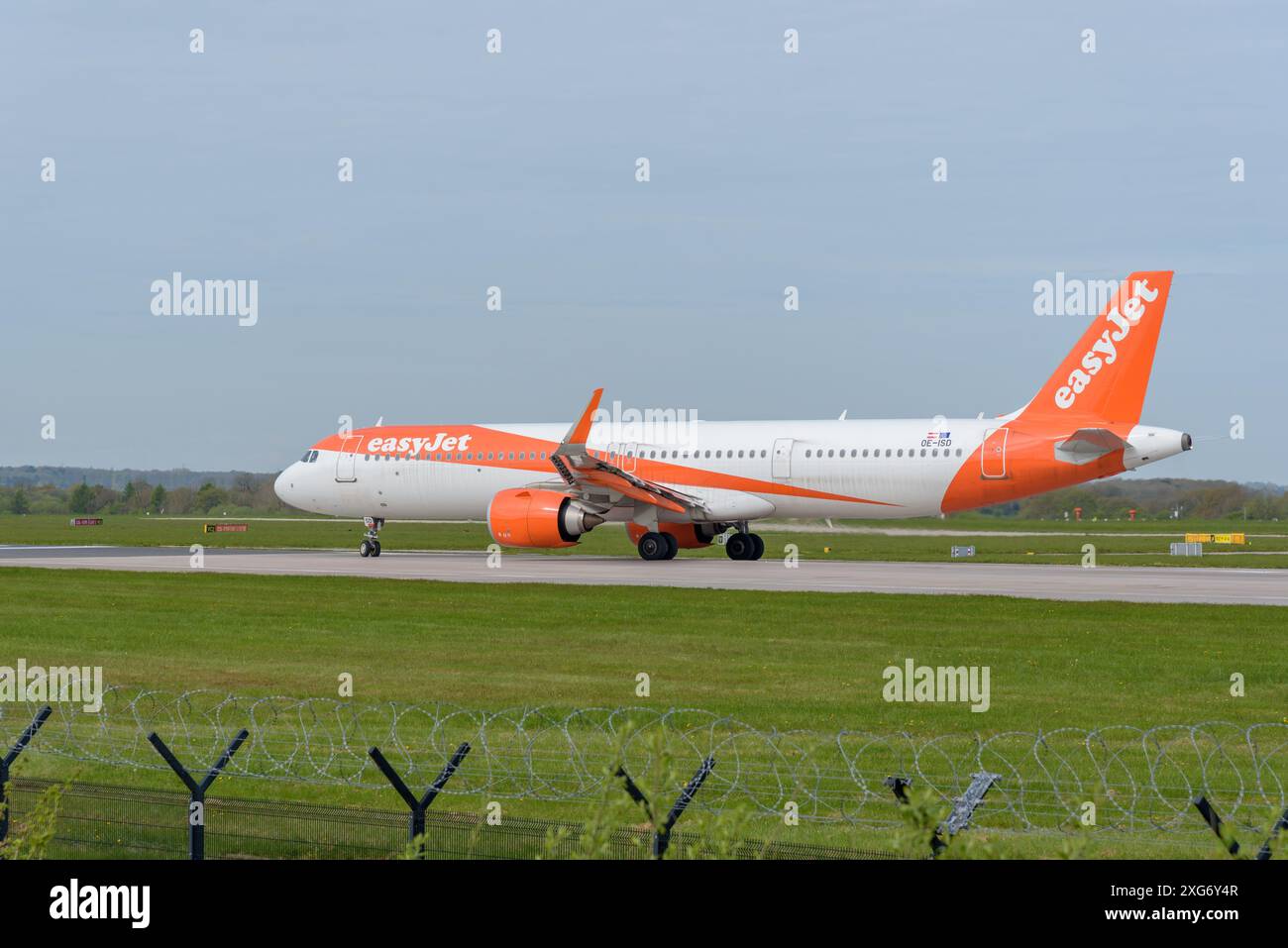 Easyjet Airbus A321 at Manchester Airport Stock Photo - Alamy