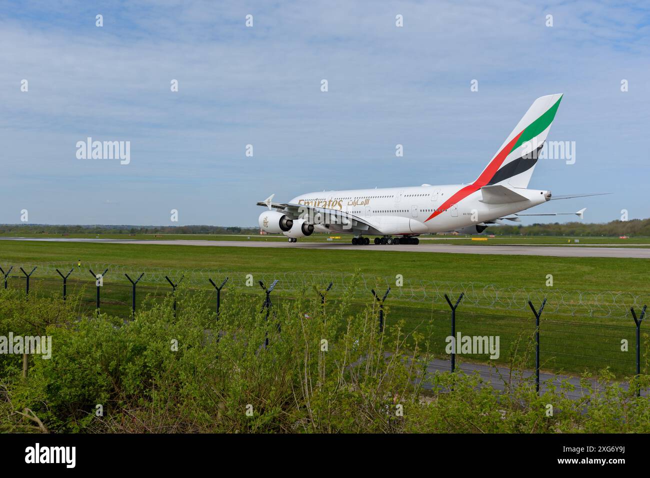 Side view emirates airbus a380 hi-res stock photography and images - Alamy