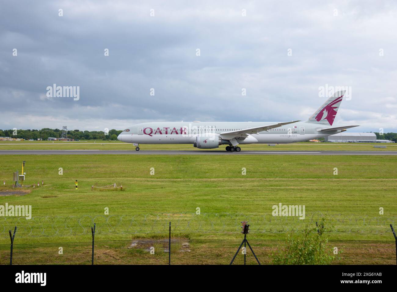 Qatar Airways Boeing 787 Dreamliner departing from Manchester for Doha ...
