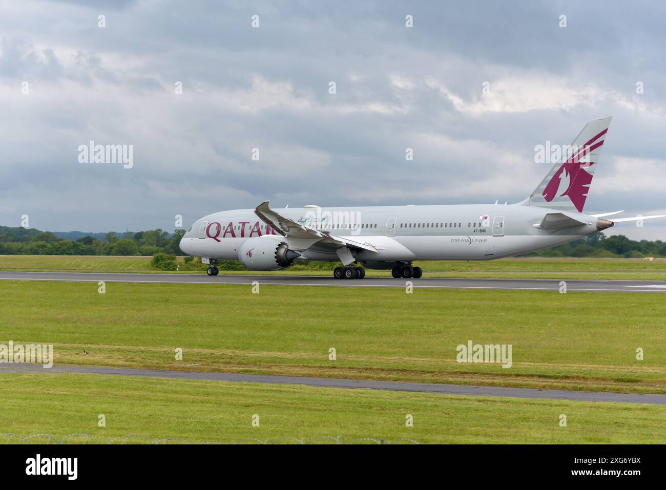 Qatar Airways Boeing 787 Dreamliner departing from Manchester for Doha ...