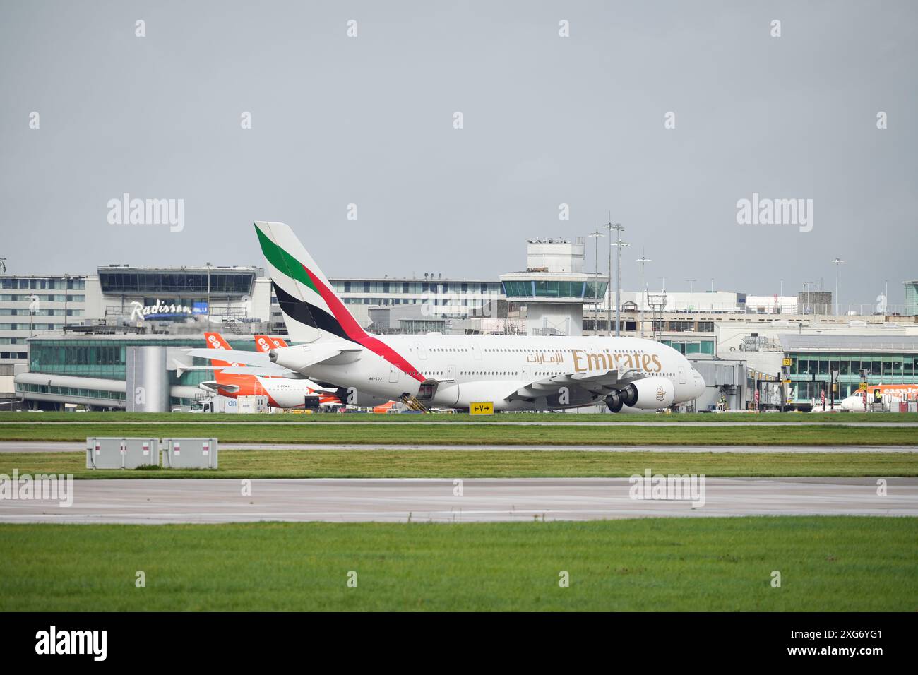 Side view emirates airbus a380 hi-res stock photography and images - Alamy