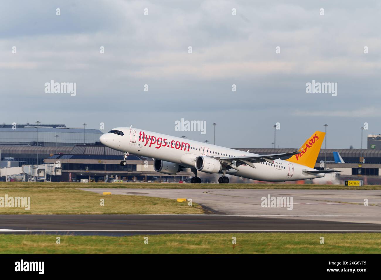Pegasus Airbus A321 taking off from Manchester Airport Stock Photo - Alamy