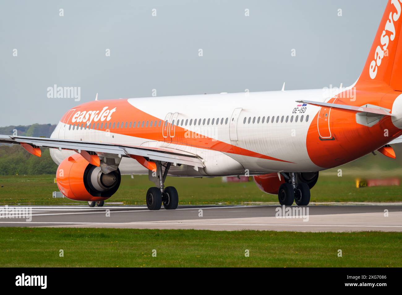 Easyjet Airbus A321 at Manchester Airport Stock Photo - Alamy