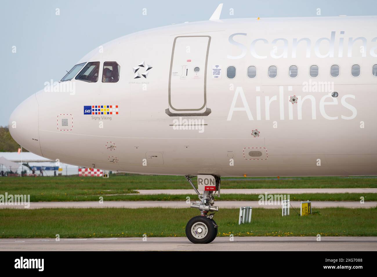 Modern airbus a320 251n hi-res stock photography and images - Alamy