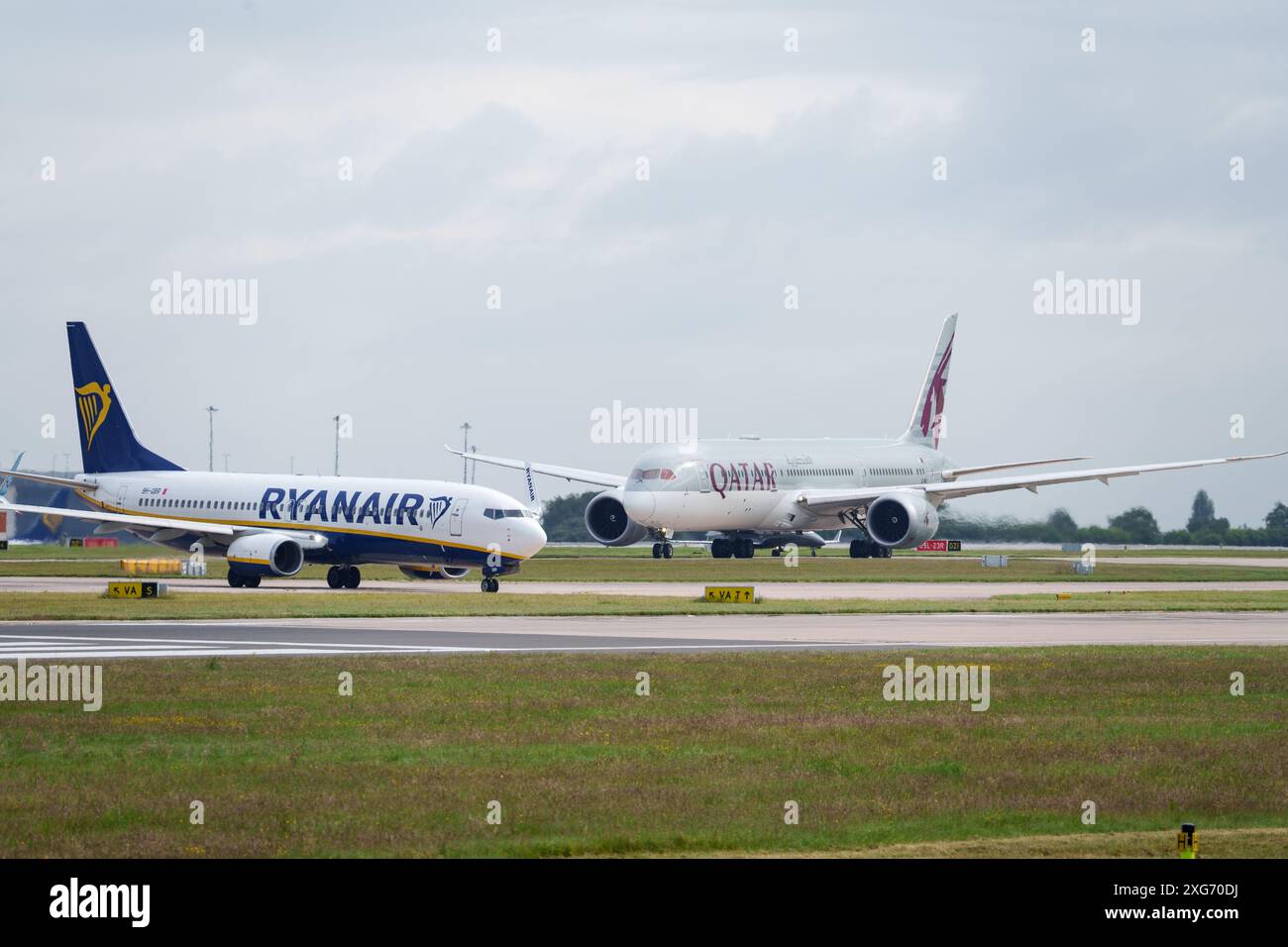 Qatar Airways Boeing 787 Dreamliner and a Ryanair 737 lining up fro ...