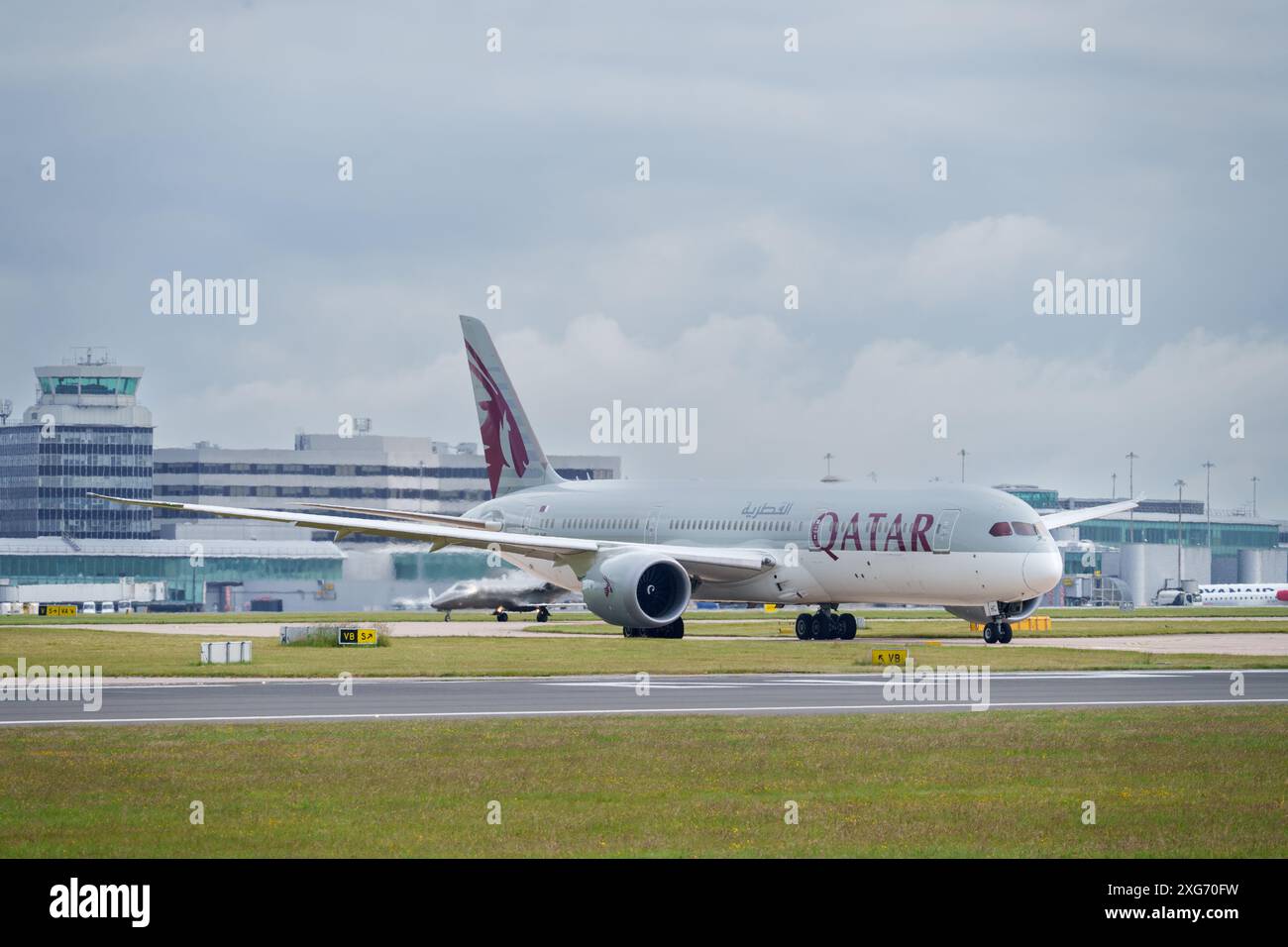 Qatar Airways Boeing 787 Dreamliner departing from Manchester for Doha ...