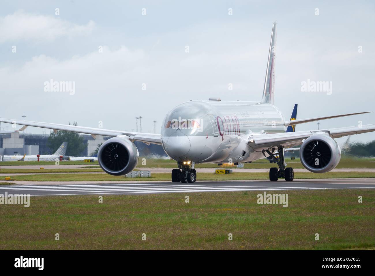 Qatar Airways Boeing 787 Dreamliner departing from Manchester for Doha ...