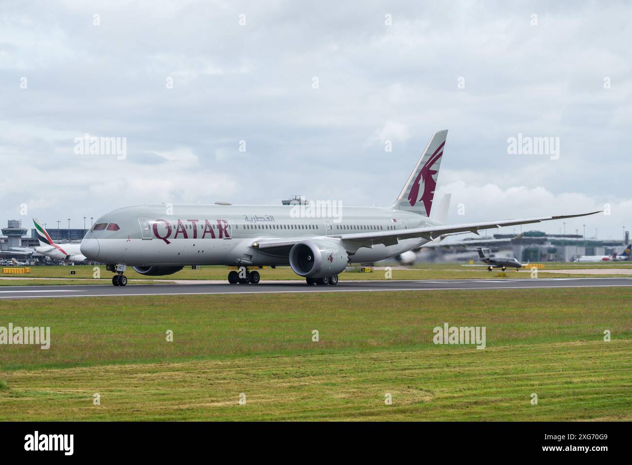Qatar Airways Boeing 787 Dreamliner departing from Manchester for Doha ...