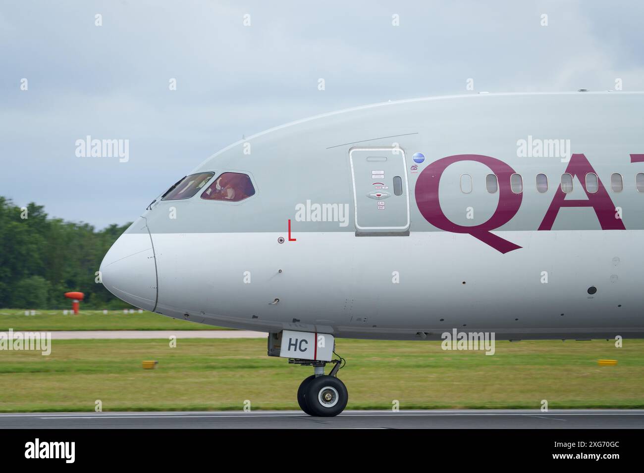 Qatar Airways Boeing 787 Dreamliner departing from Manchester for Doha ...