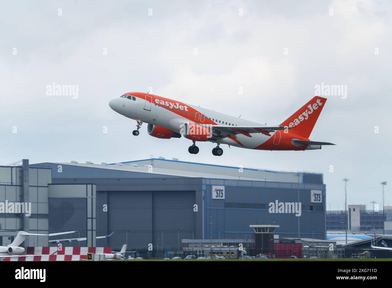 Easyjet aeroplane taking off hi-res stock photography and images - Alamy