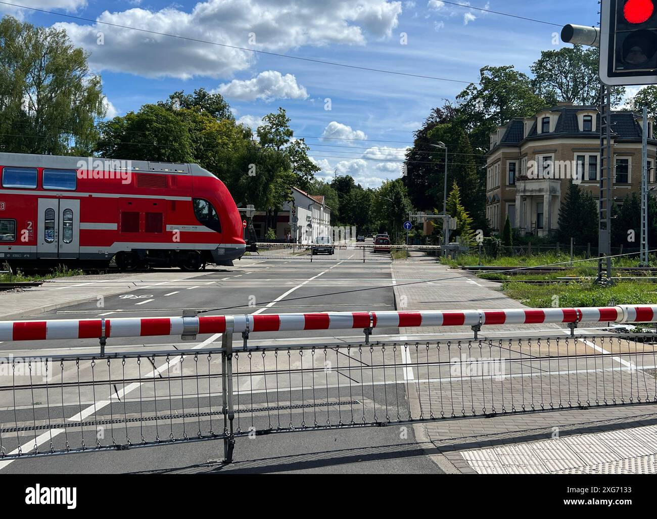 DB Bahn Zug passiert Bahnübergang *** DB Bahn train passes level ...