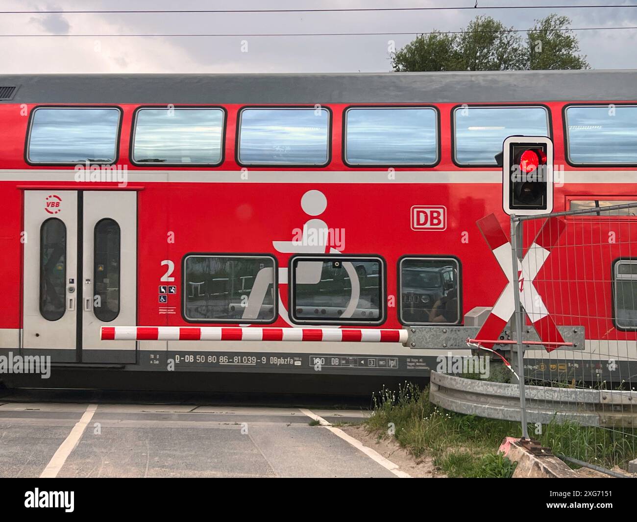 DB Bahn Zug passiert Bahnübergang *** DB Bahn train passes level ...