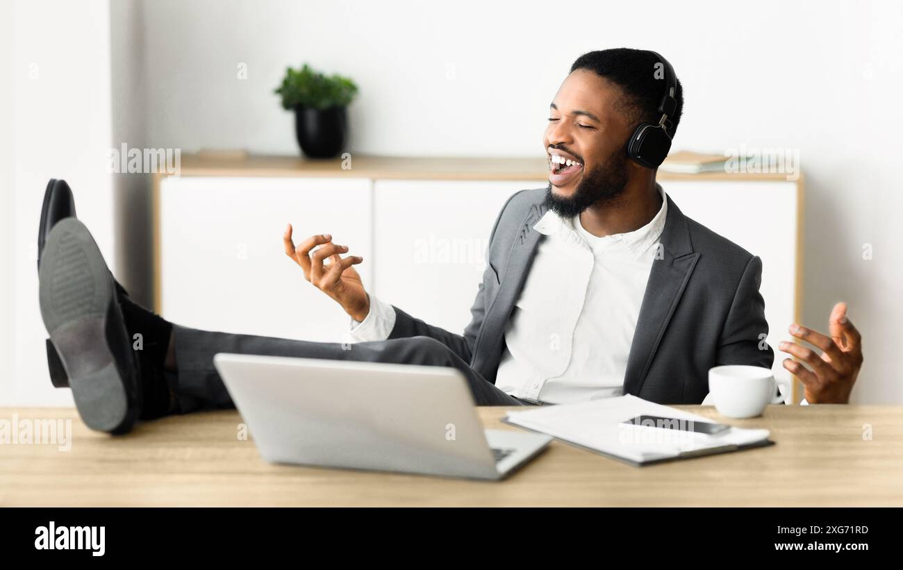 Singing desk hi-res stock photography and images - Alamy